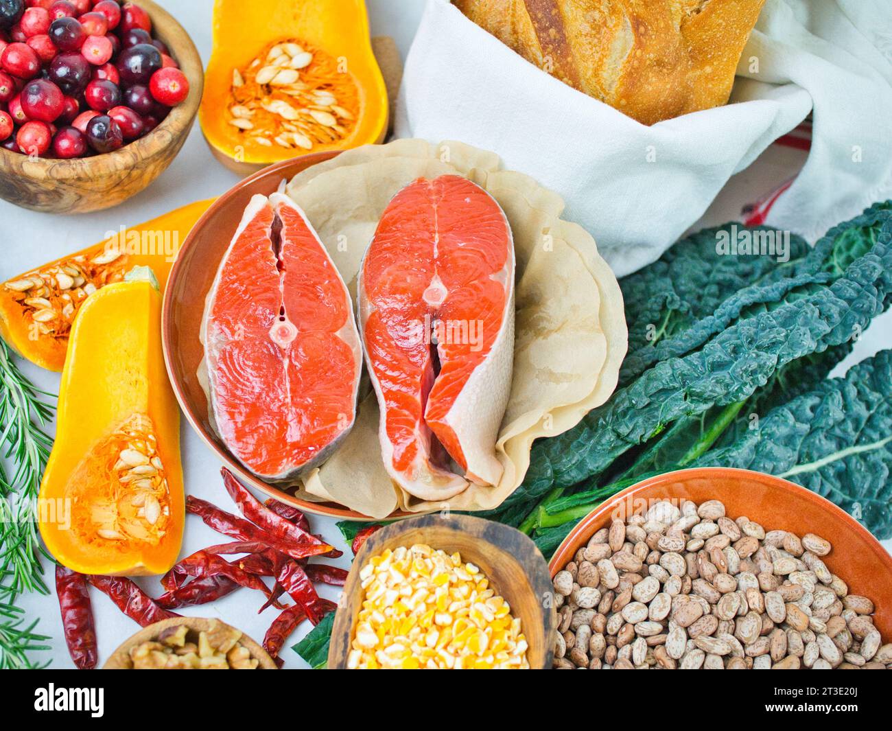 Gamme colorée de natures mortes de beaux ingrédients végétaux d'automne ...