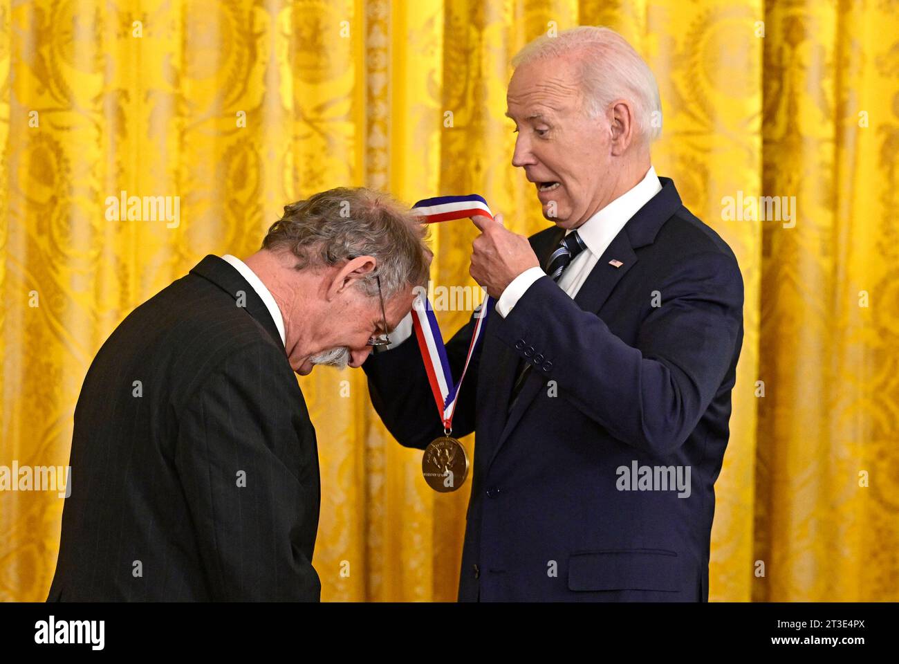 Le président des États-Unis Joe Biden remet la Médaille nationale de la ...