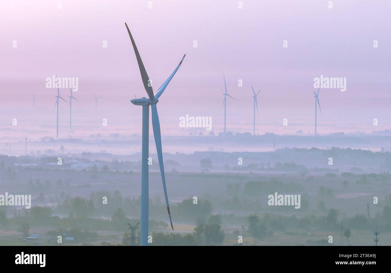 SUQIAN, CHINE - 25 OCTOBRE 2023 - les éoliennes tournent alors que le ...