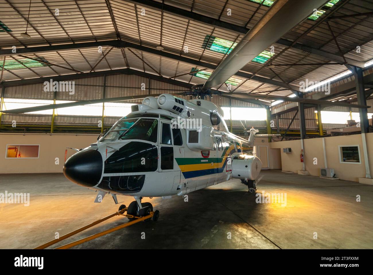 Gabon, Libreville, aéroport de Libreville Leon MBA, hélicoptère de la ...