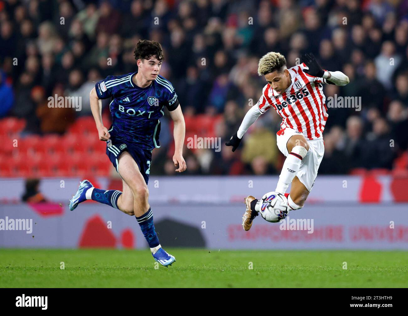 Archie Gray de Leeds United (à gauche) et Andre Vidigal de Stoke City ...
