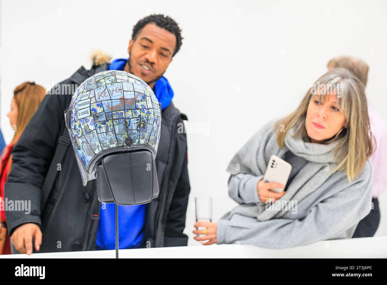 Londres, Royaume-Uni. 25 octobre 2023. Les visiteurs regardent le ...
