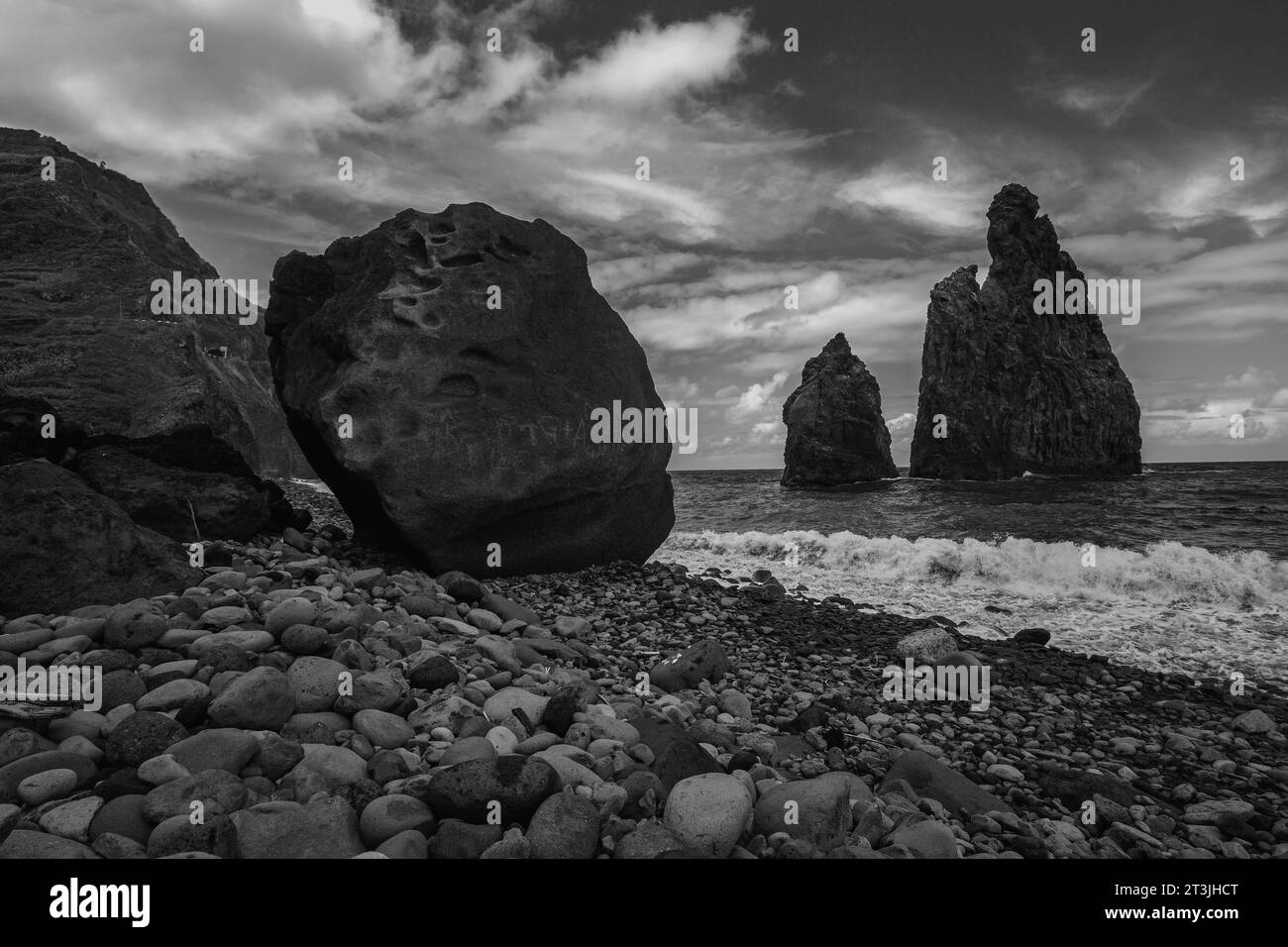 Falaises de roche volcanique Banque d'images noir et blanc - Alamy