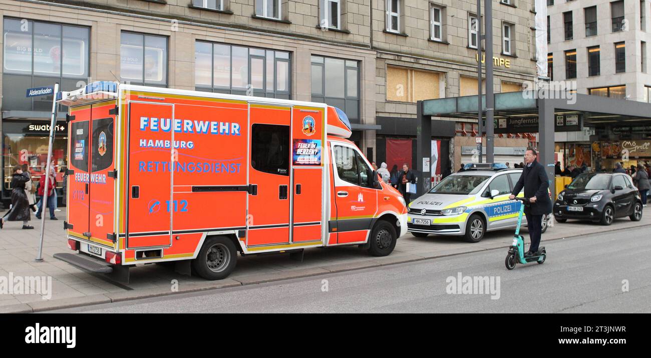 Einsatzwagen der Polizei und ein Rettungswagen stehen vor dem Eingang vom U-Bahnhof und S ...