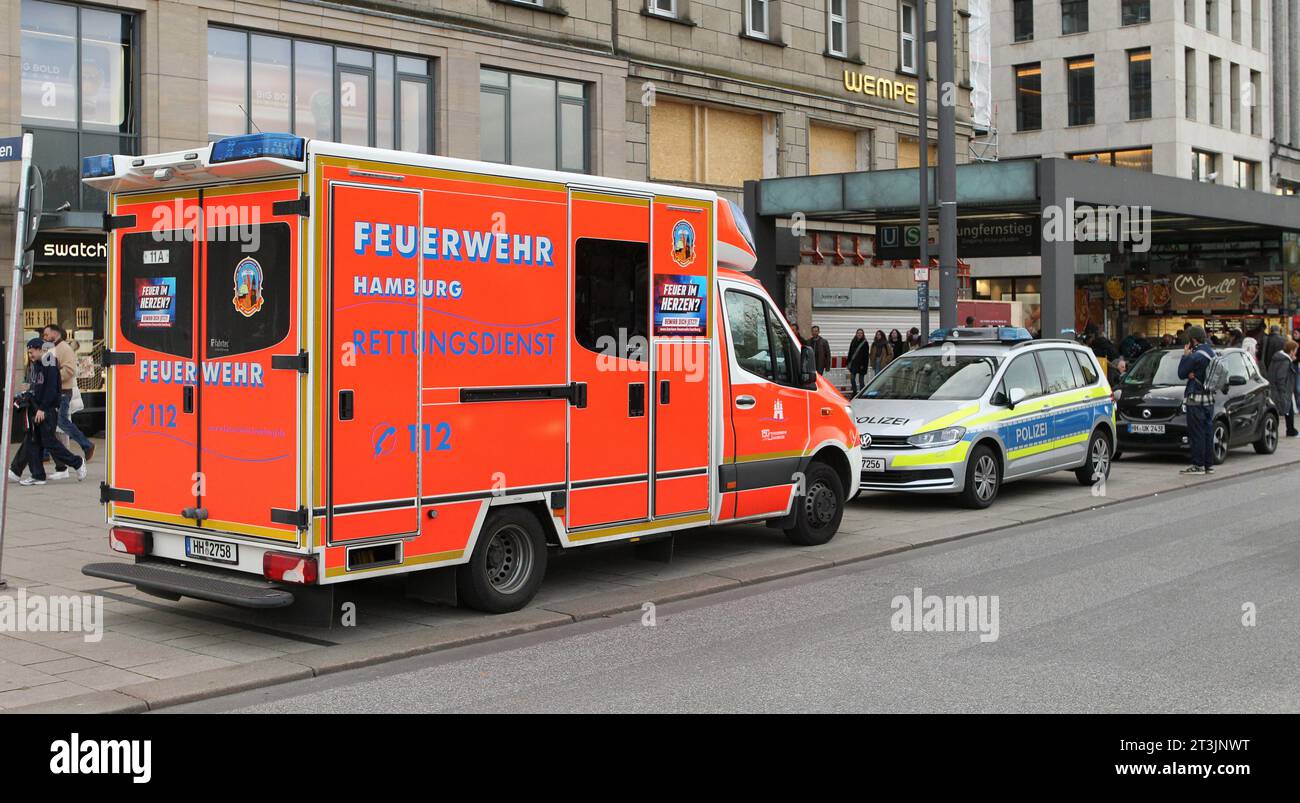 Einsatzwagen der Polizei und ein Rettungswagen stehen vor dem Eingang vom U-Bahnhof und S ...