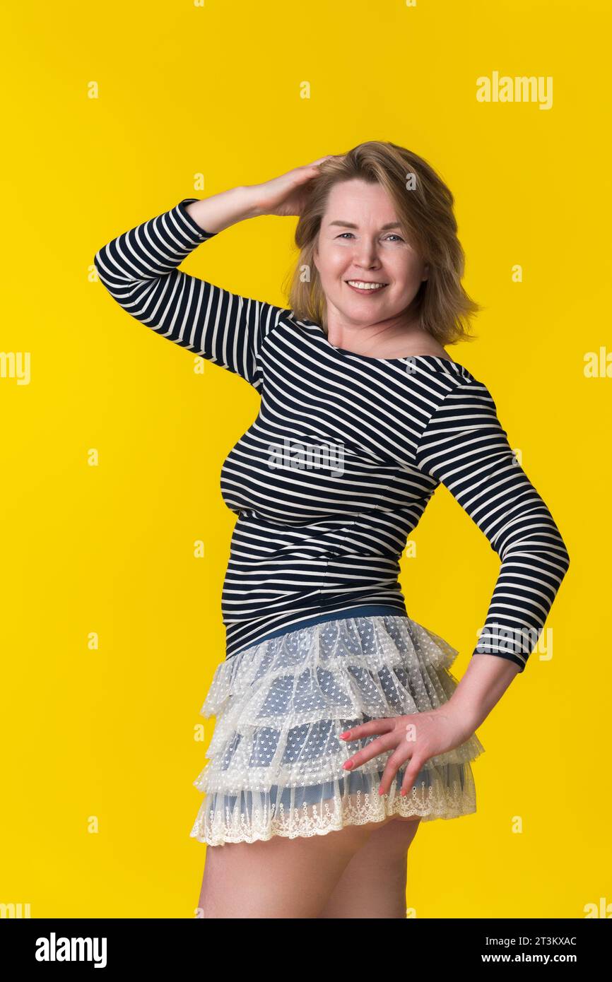 Femme En Mini Jupe Mature Banque De Photographies Et Dimages à Haute