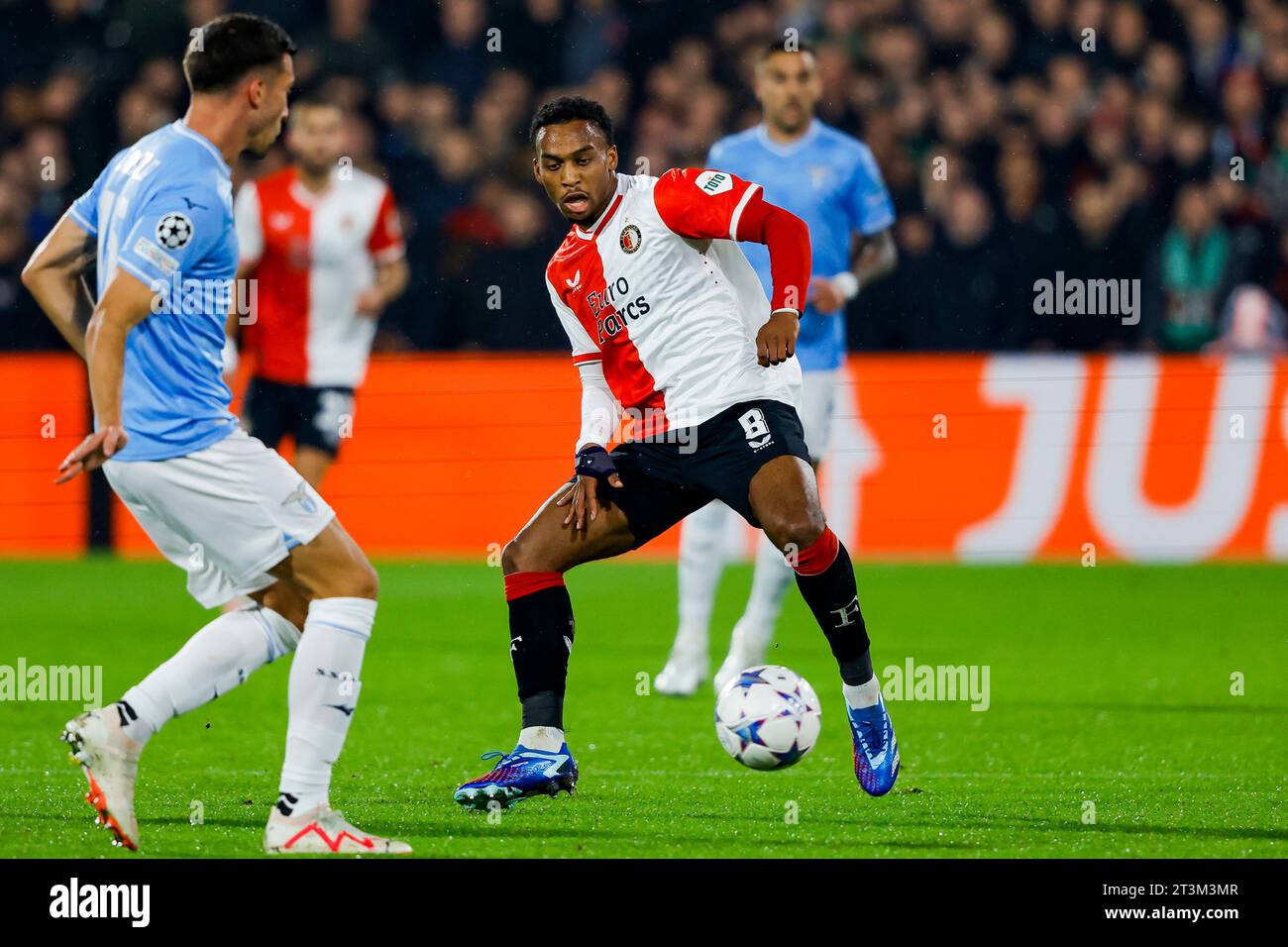 ROTTERDAM, PAYS-BAS - OCTOBRE 25 : Quinten Timber (Feyenoord Rotterdam ...