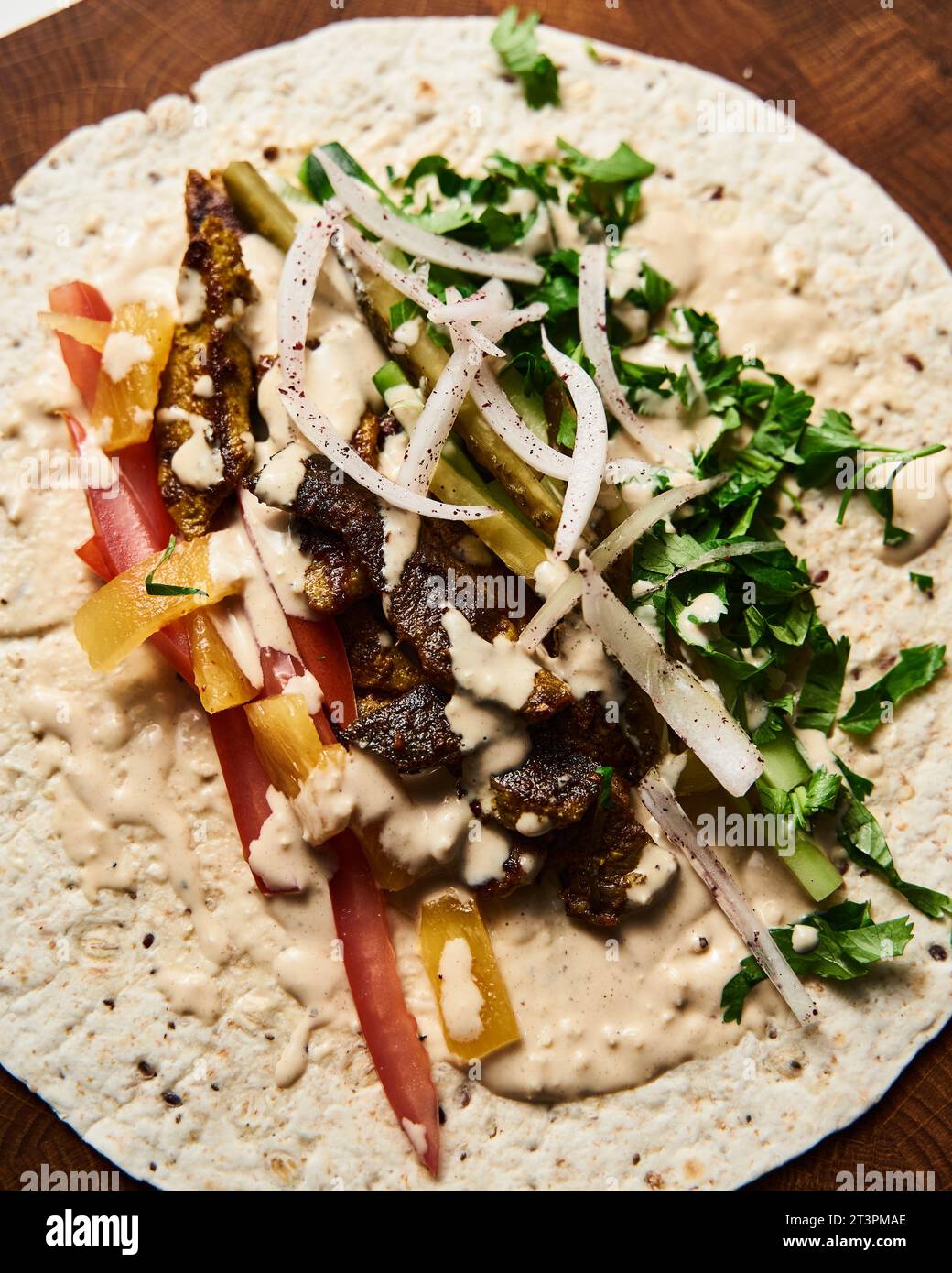 Shawarma libanais au bœuf et à l'agneau avec oignons, légumes verts et ...
