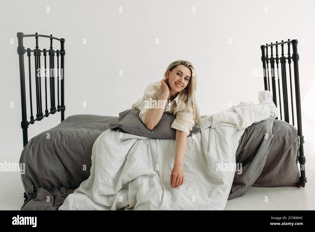 Portrait matinal d'une belle femme qui s'est réveillée et couchée au ...