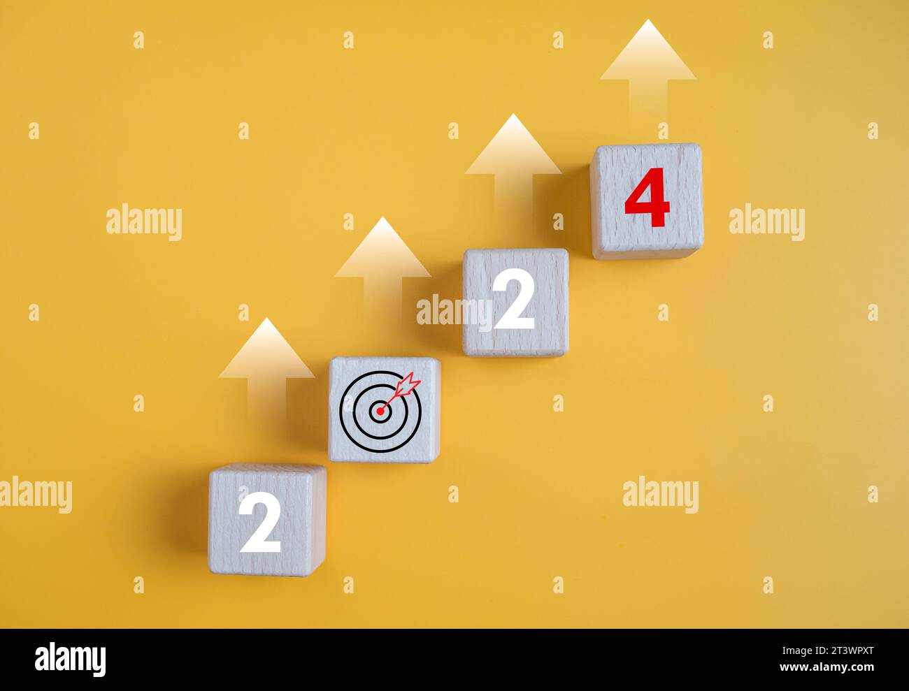 Blocs de bois alignés avec les lettres 2024. Représente l'établissement d'objectifs pour 2024 ...