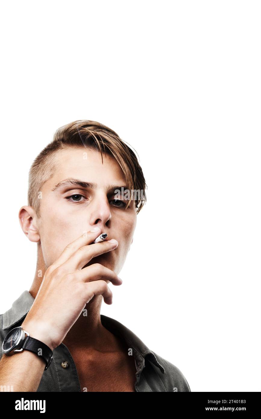 Portrait, maquette ou homme fumant une cigarette pour le stress, la ...