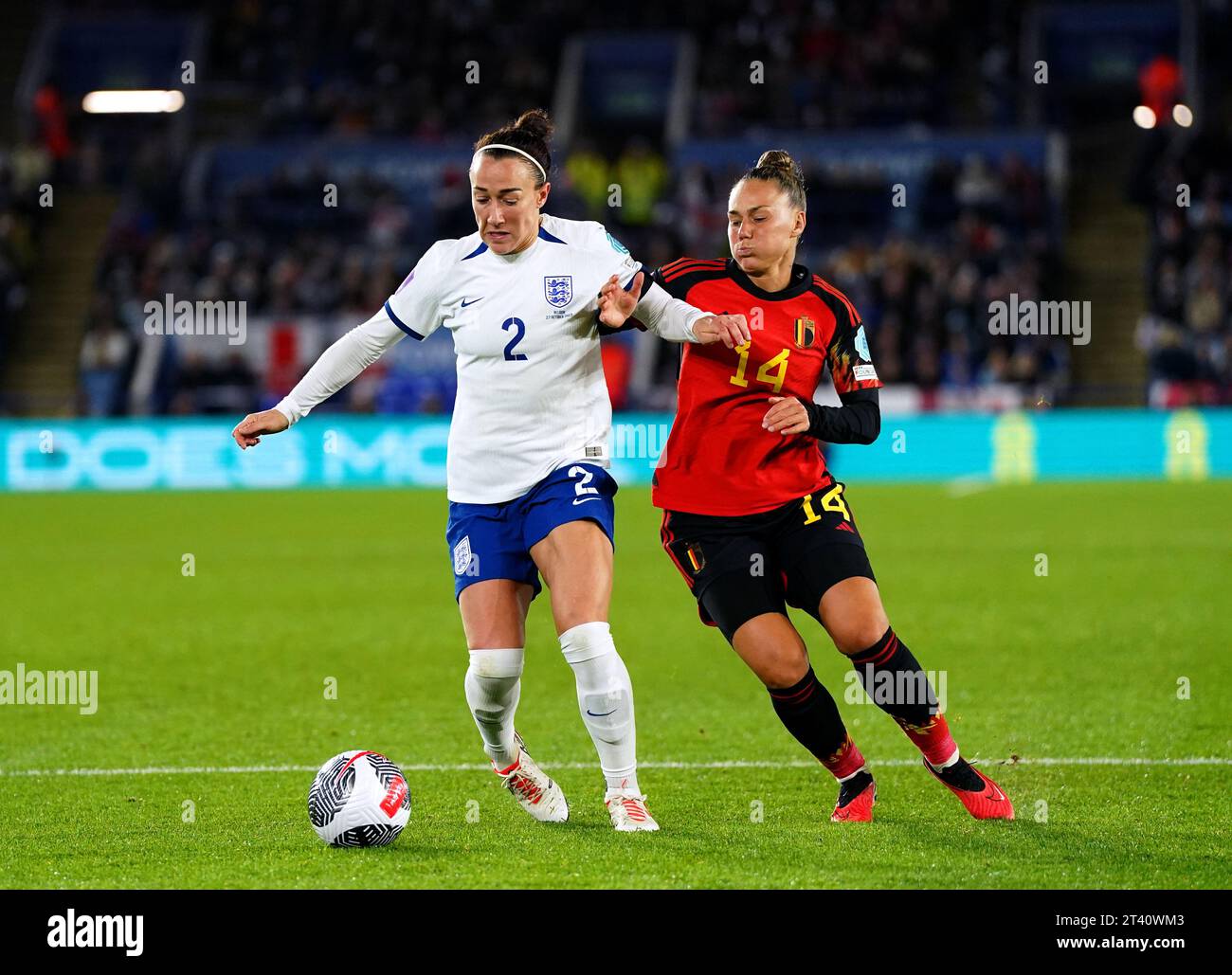 L'anglaise Lucy Bronze (à gauche) et la belge Jassina Blom se battent ...