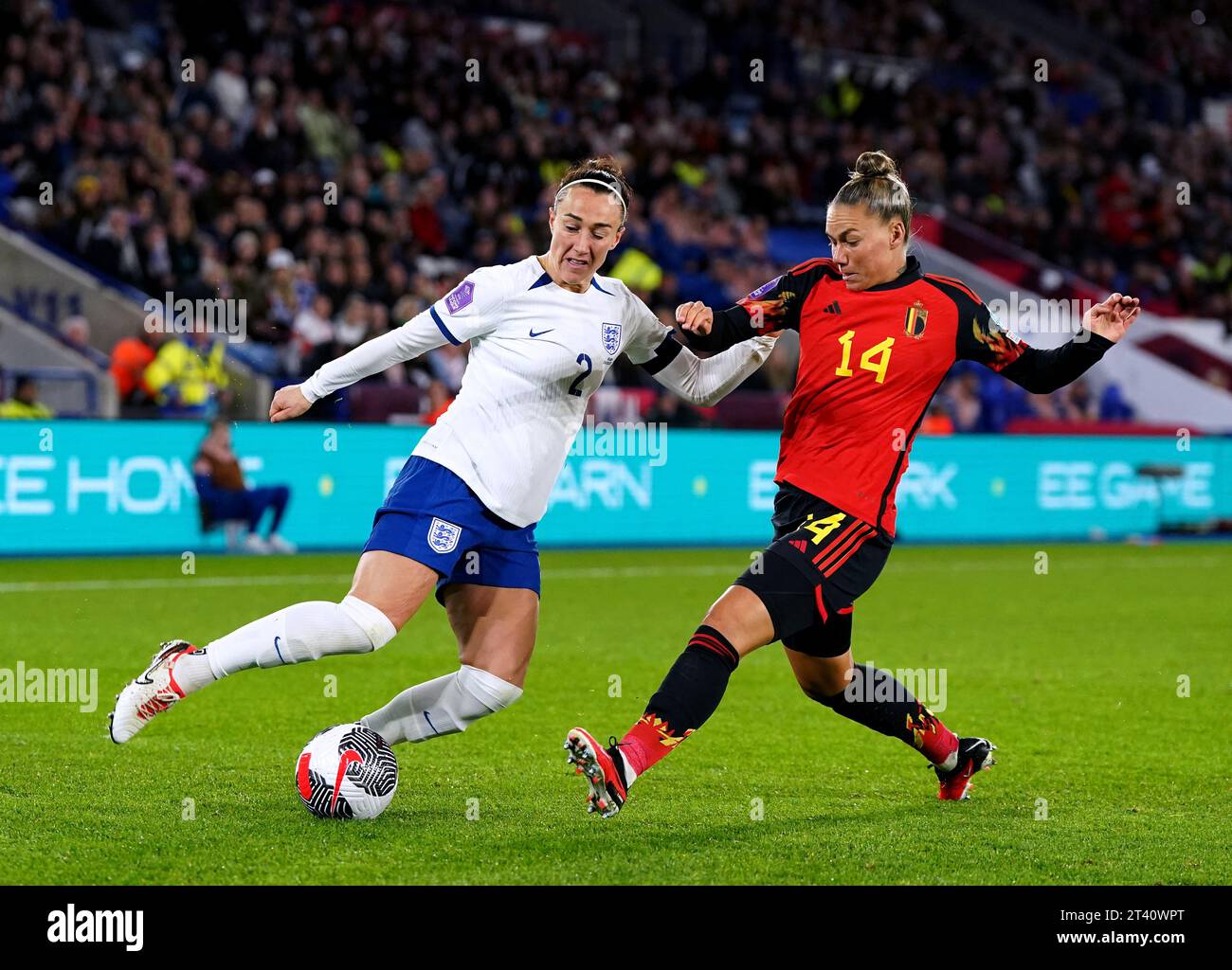 L'anglaise Lucy Bronze (à gauche) et la belge Jassina Blom se battent ...