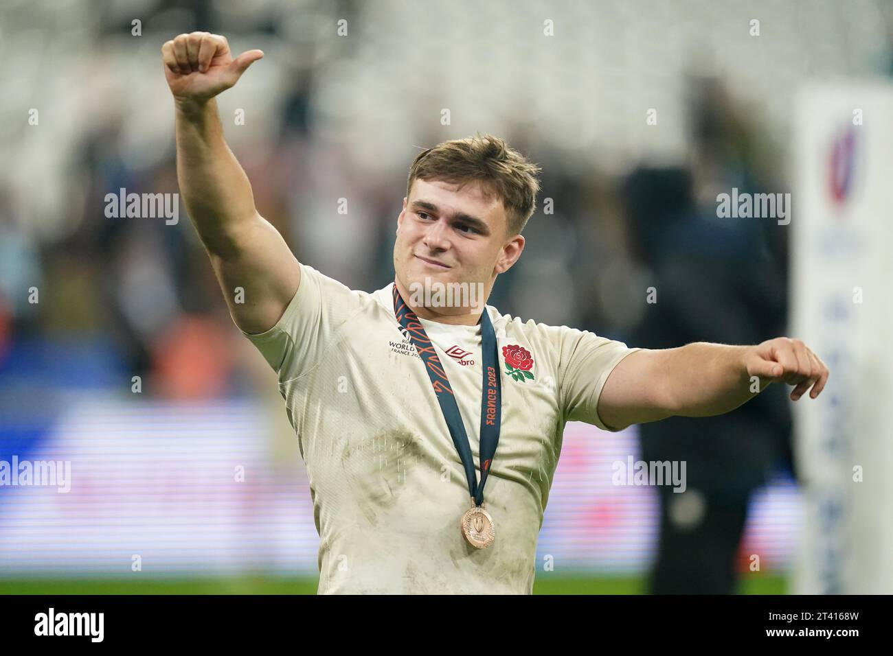 L'Anglais Theo Dan applaudit les supporters après le match de finale de ...