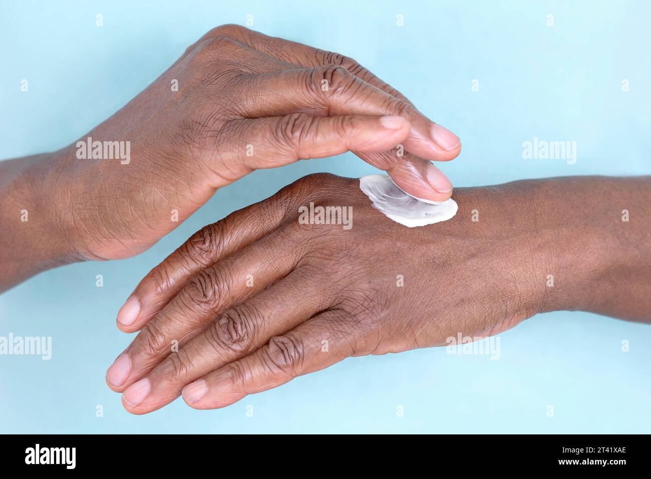 Femme crème Banque de photographies et d’images à haute résolution - Alamy