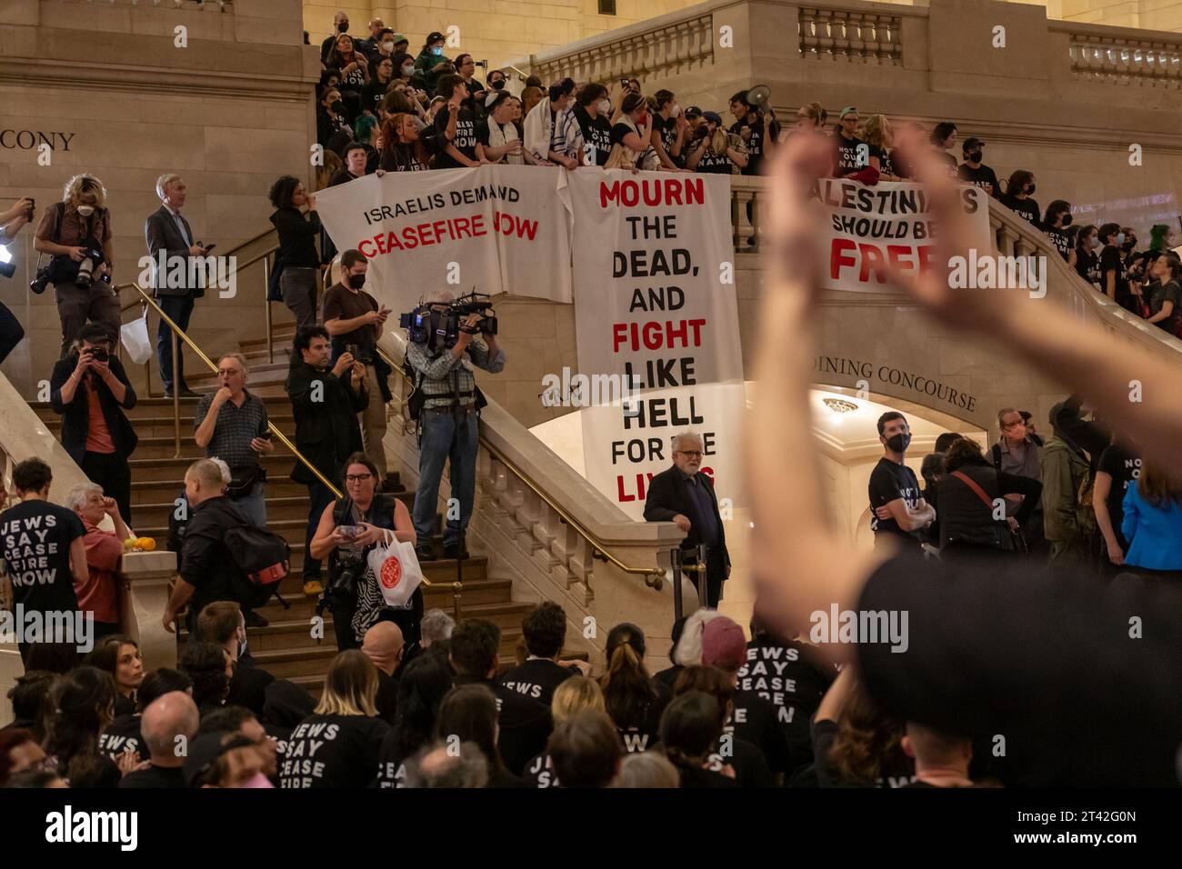 NEW YORK, NEW YORK - OCTOBRE 27 : des centaines de personnes réclamant ...