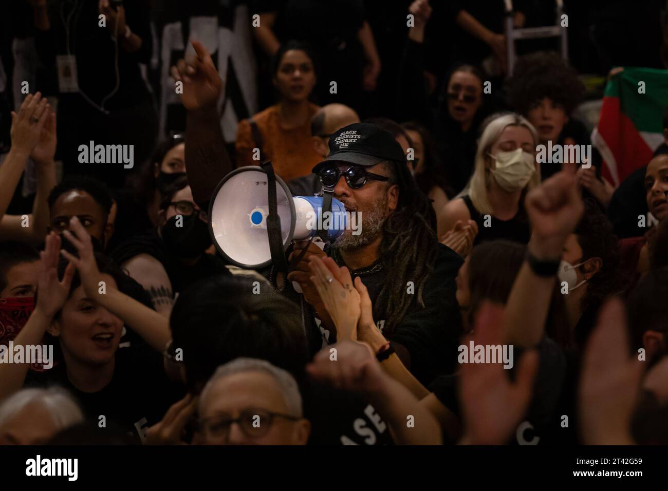 NEW YORK, NEW YORK - OCTOBRE 27 : des centaines de personnes réclamant ...