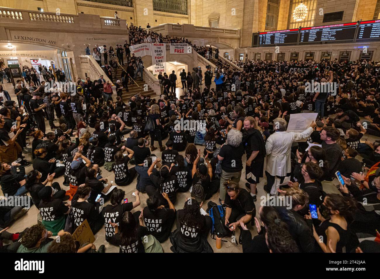 NEW YORK, NEW YORK - OCTOBRE 27 : des centaines de personnes réclamant ...
