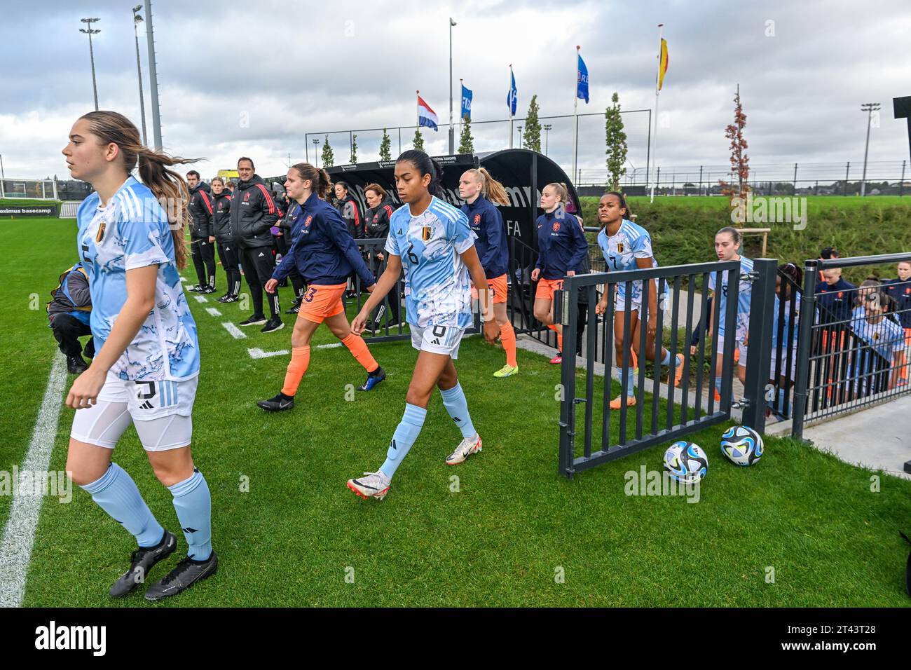 Tubize, Belgique. 28 octobre 2023. Les joueuses entrant sur le terrain ...