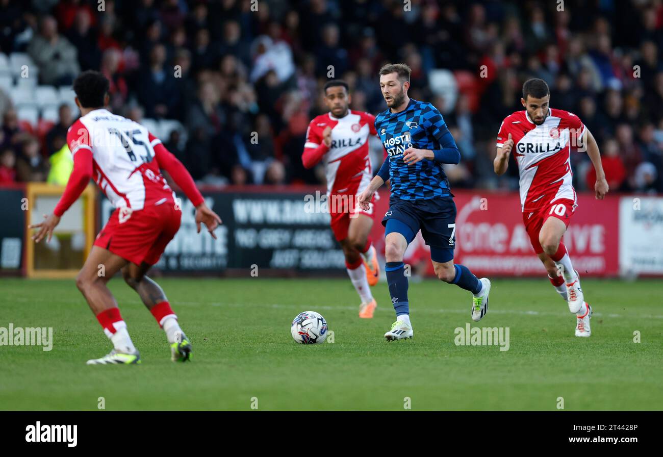 Tom Barkhuizen du comté de Derby s'éloigne de Nick Freeman de Stevenage ...