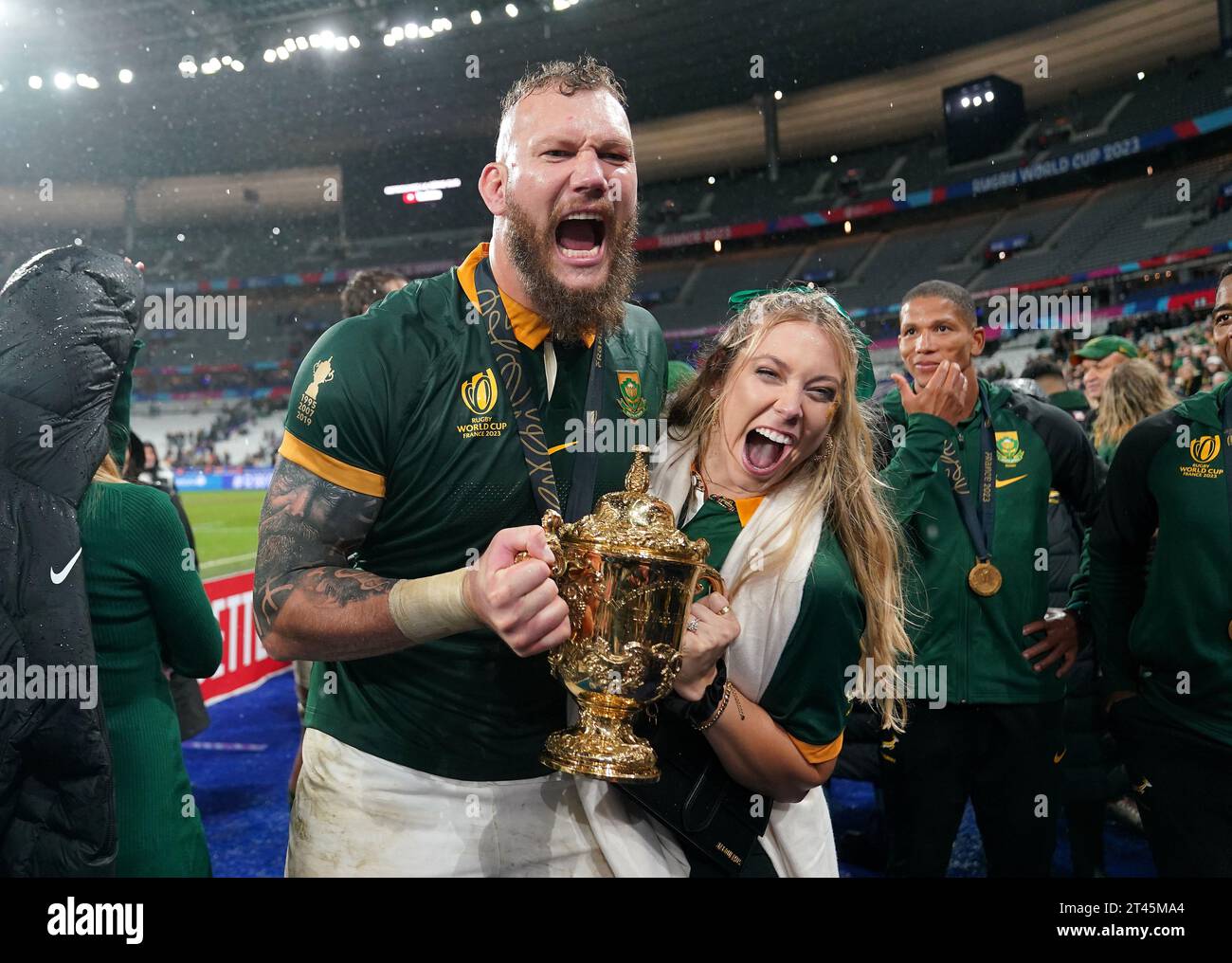 RG Snyman et son épouse Saskia Snyman célèbrent avec la Webb Ellis Cup ...