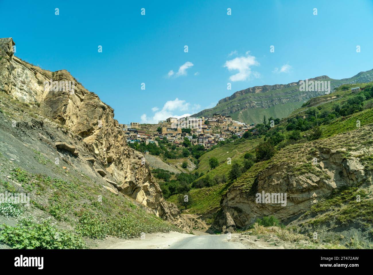 Village de Chokh au Daghestan. Façades de maisons situées en étages sur ...