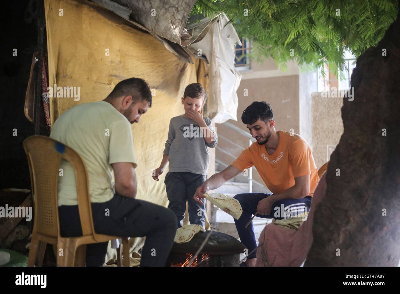 Gaza, Palestine. 28 octobre 2023. Les Palestiniens utilisent du bois de ...