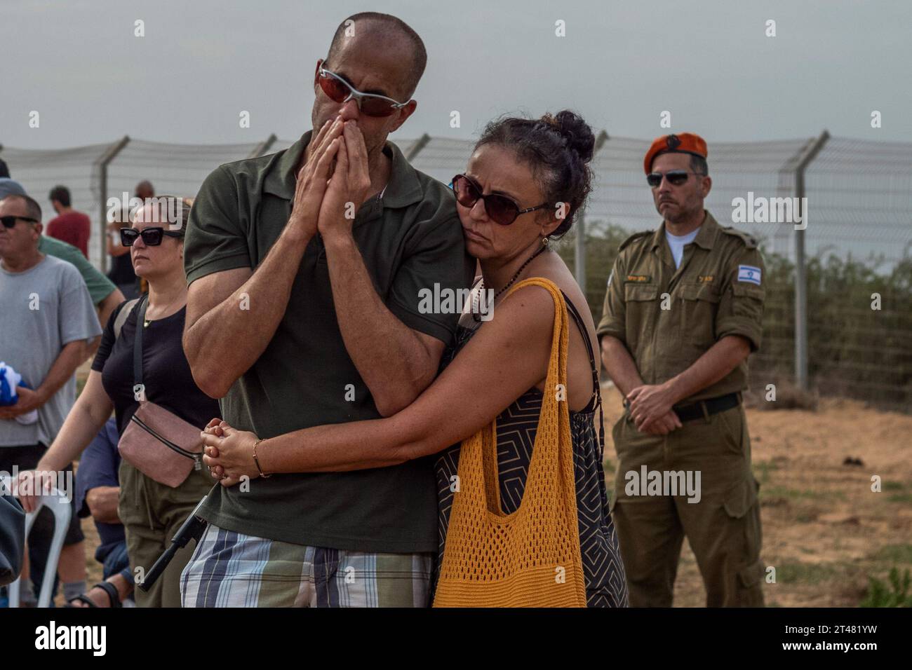 Palmachim, Israël. 29 octobre 2023. Les gens pleurent lors des ...