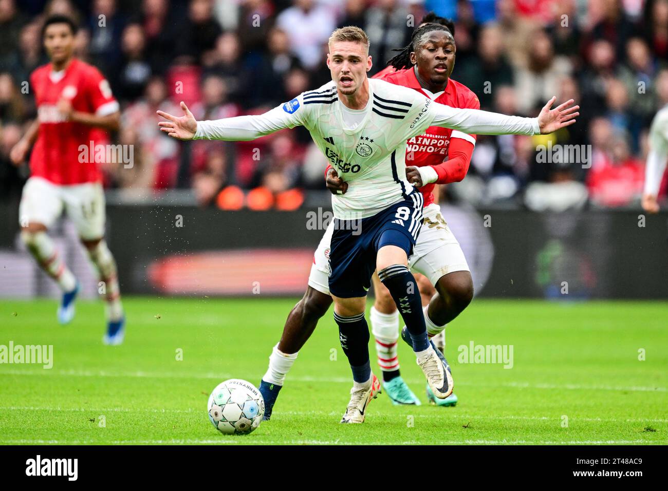 EINDHOVEN - (de gauche à droite) Kenneth Taylor de l'Ajax, Johan Bakayoko du PSV Eindhoven lors ...