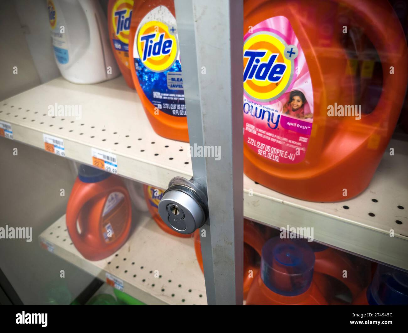 Des bouteilles de détergent Procter & Gamble's Tide sont enfermées dans un magasin de New York ...