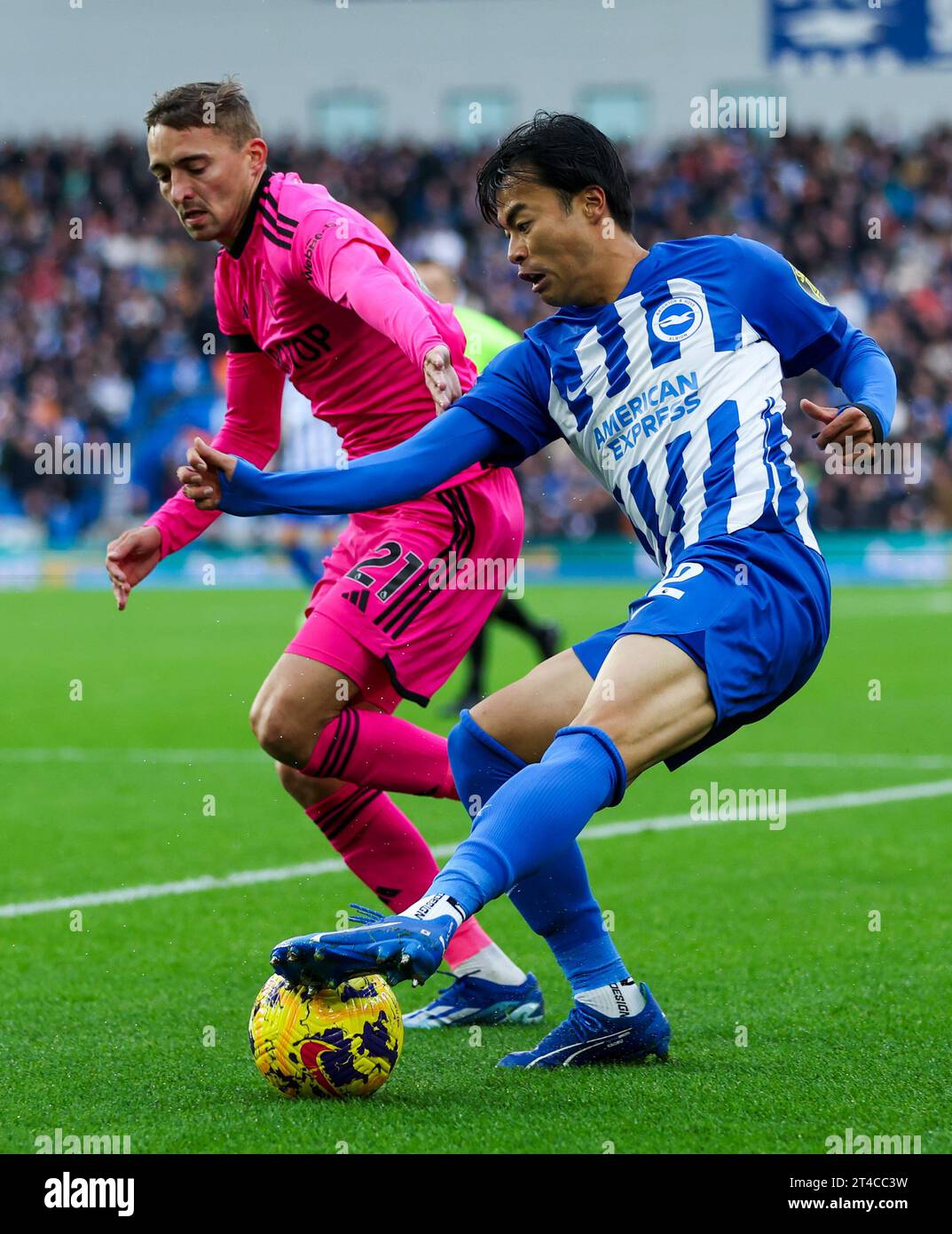 Kaoru Mitoma (à droite) de Brighton et Hove Albion et Timothy Castagne ...