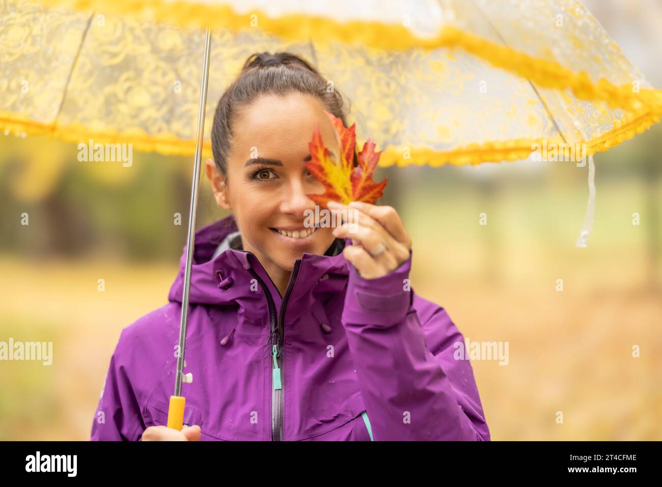 Jolie Jeune Femme Sous Un Parapluie Tenant Une Feuille Dérable Colorée