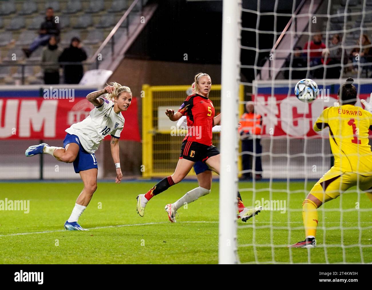 L'anglaise Rachel Daly tente un tir au but lors du match du Groupe A1 ...
