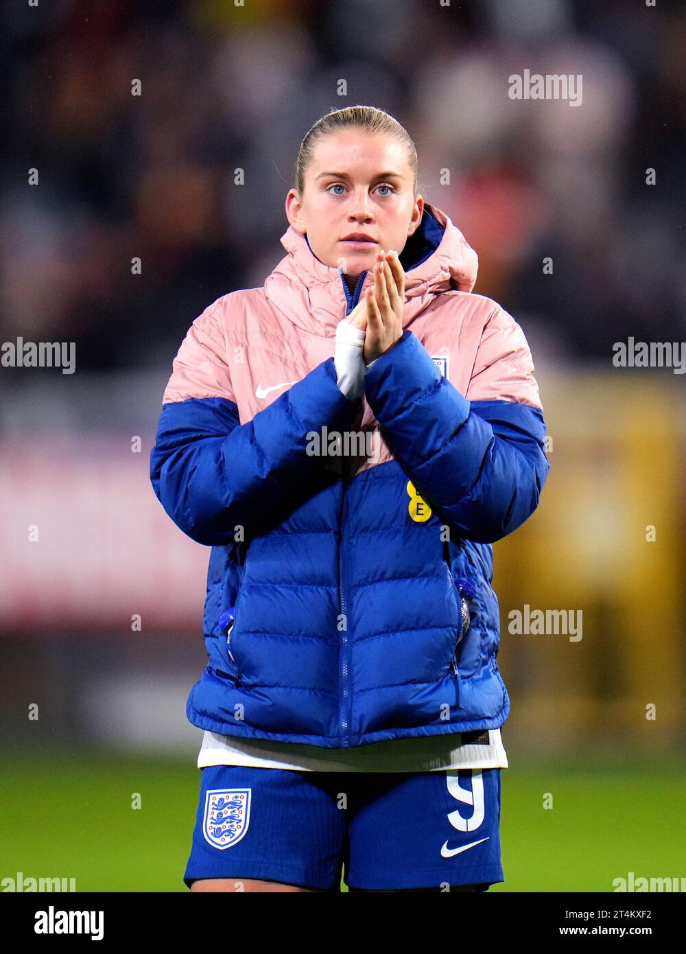 L'anglaise Alessia Russo applaudit les supporters à la fin du match du ...