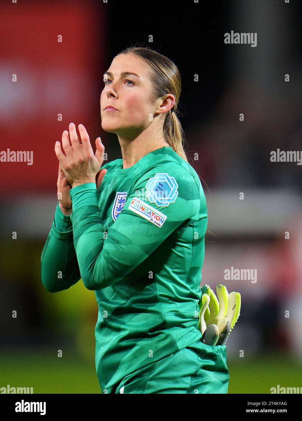 La gardienne anglaise Mary Earps applaudit les supporters à la fin du ...