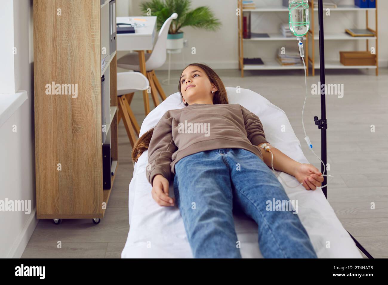 Enfant recevant une perfusion médicale intraveineuse par voie ...