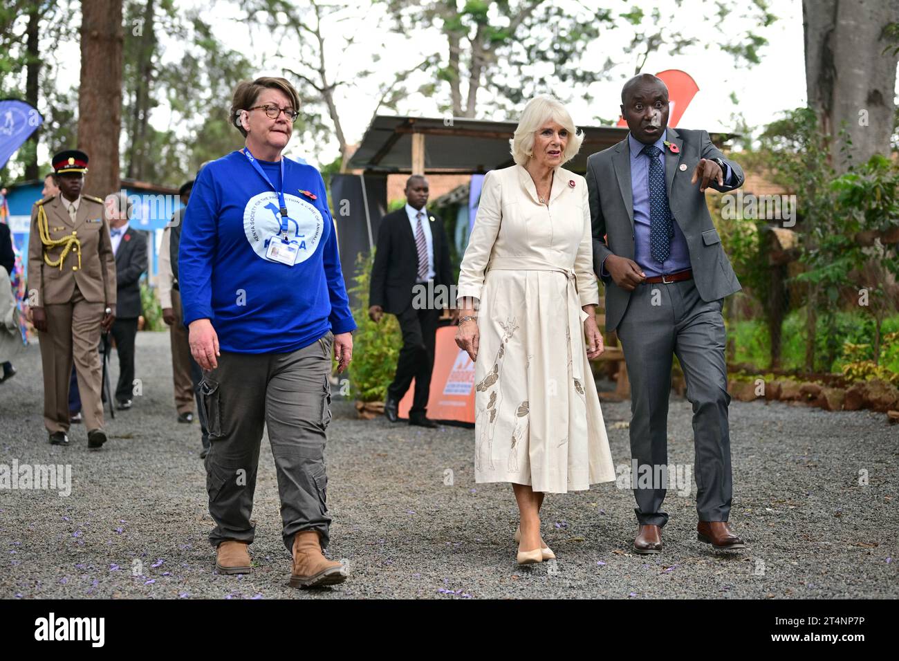 Reine Camilla avec le PDG de Brooke East Africa Raphael Kinoti (à droite) et le président de la ...