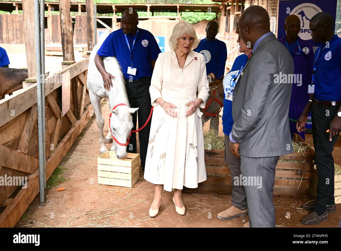 La reine Camilla s'entretient avec Raphael Kinoti (à droite), PDG de Brooke East Africa, lors d ...