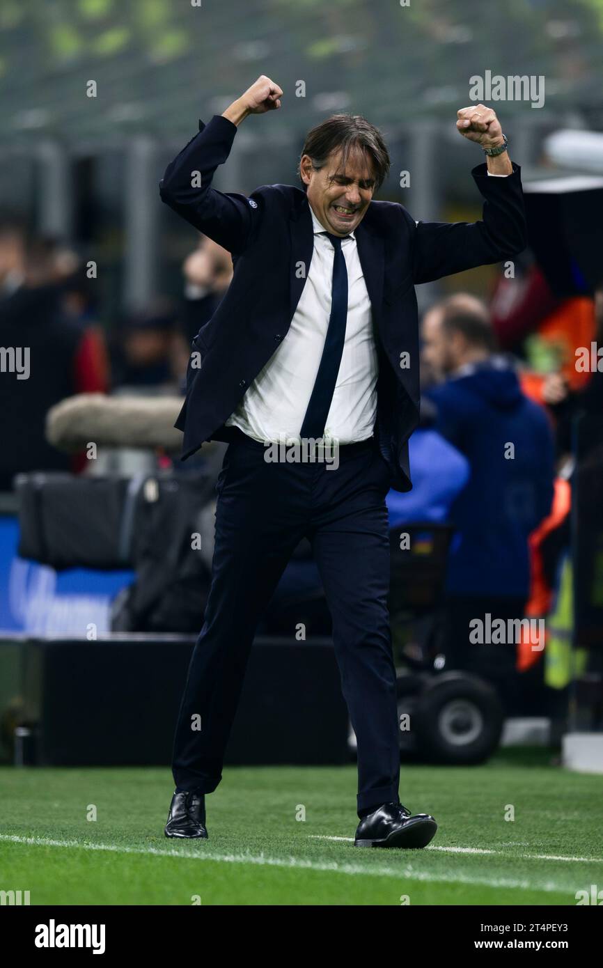 Simone Inzaghi, entraîneur-chef du FC Internazionale, célèbre lors de ...