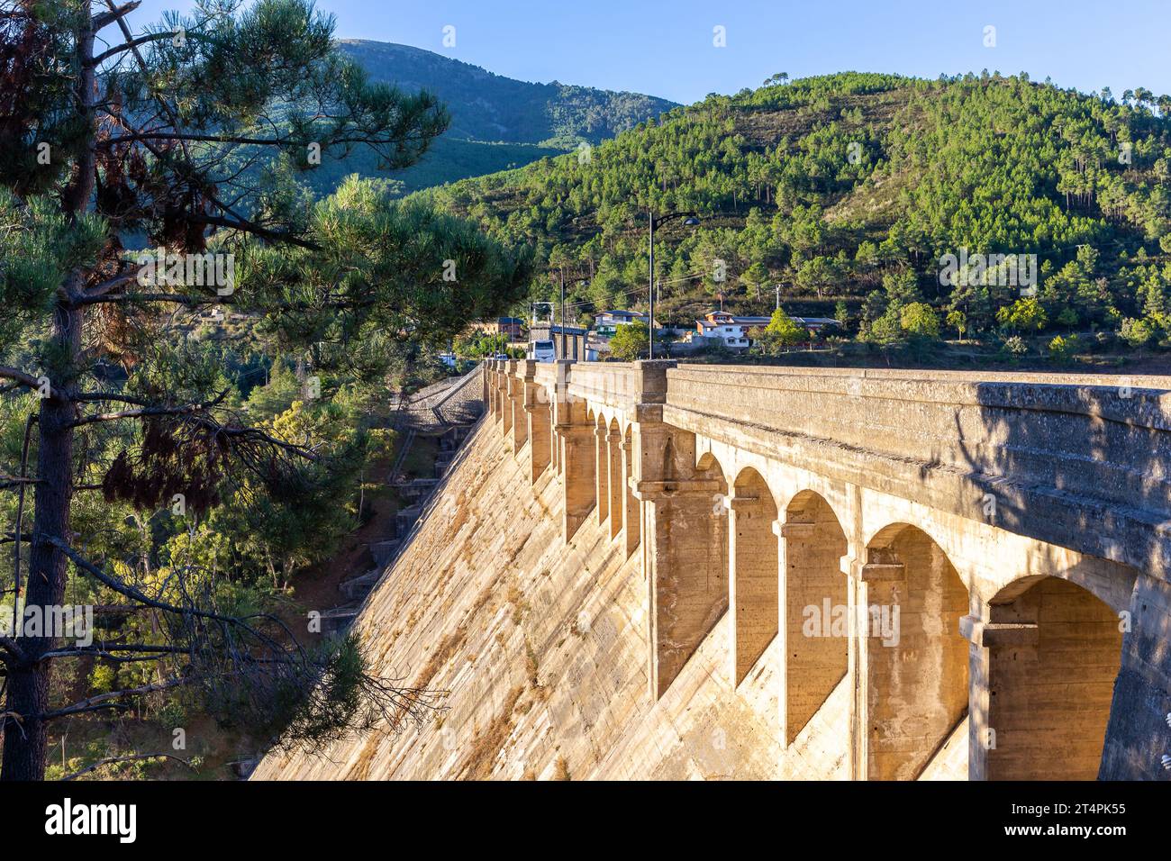 Barrage du réservoir El Burguillo (Embalse de El Burguillo) sur la ...