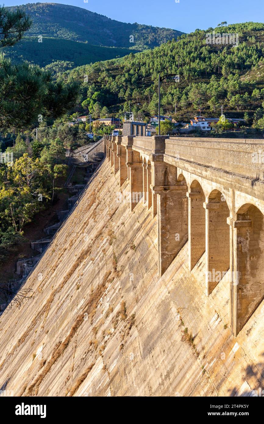 Barrage du réservoir El Burguillo (Embalse de El Burguillo) sur la ...
