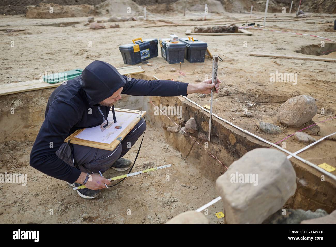 Seddin, Allemagne. 01 novembre 2023. L'étudiant Tim fouille une salle ...