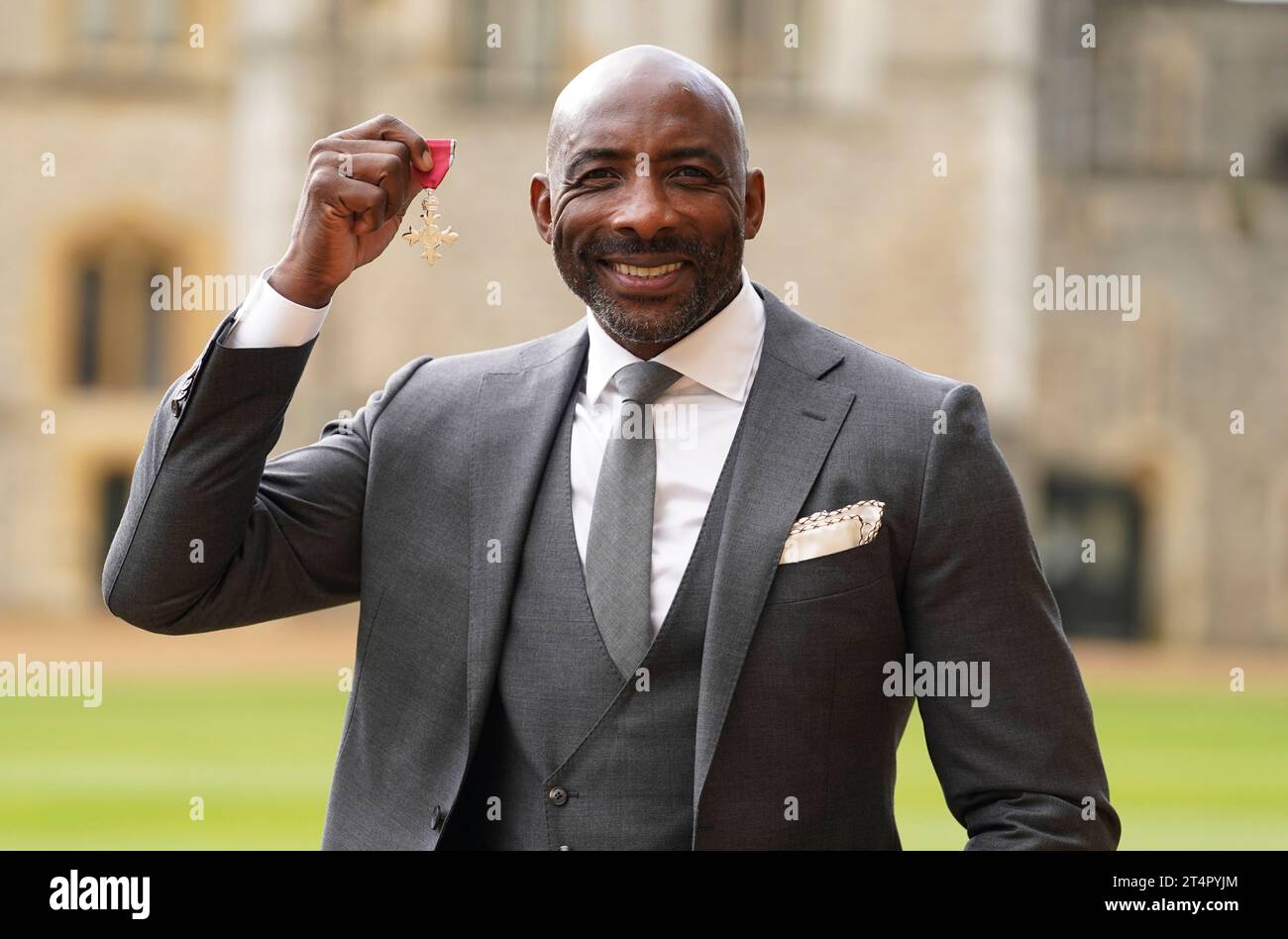 Ivanson Nelson (Johnny Nelson) après avoir été fait membre de l'ordre ...