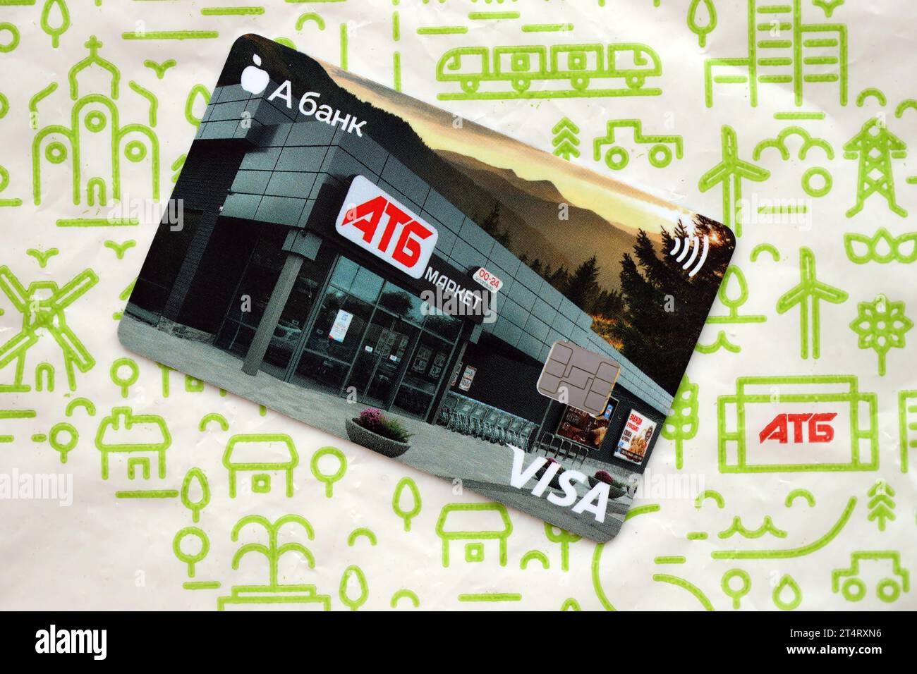 KYIV, UKRAINE - 4 MAI, 2023 : ATB Supermarket carte VISA de réduction ...