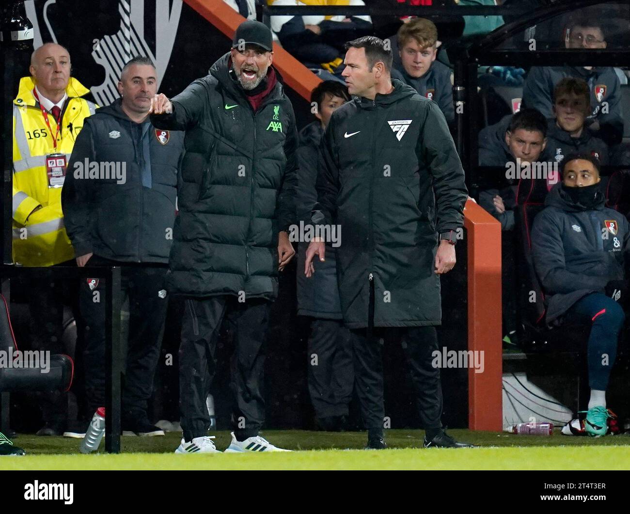 Le Manager de Liverpool, Jurgen Klopp, (à gauche) interagit avec le ...