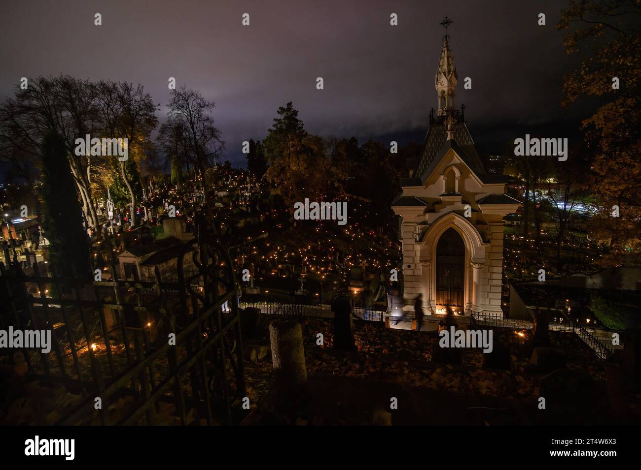 Des bougies sont allumées sur les tombes pour marquer la Toussaint au ...
