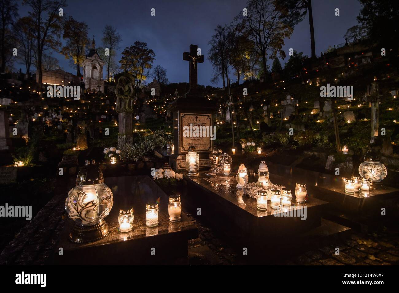 Des bougies sont allumées sur les tombes pour marquer la Toussaint au ...