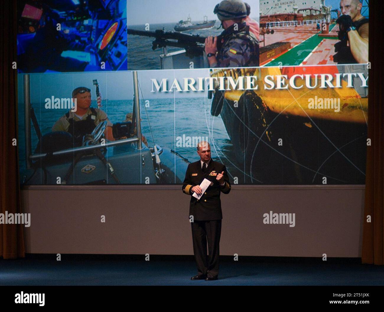 0710176932B-041 NEWPORT, R.I. (le 17 octobre 2007) - le chef des ...