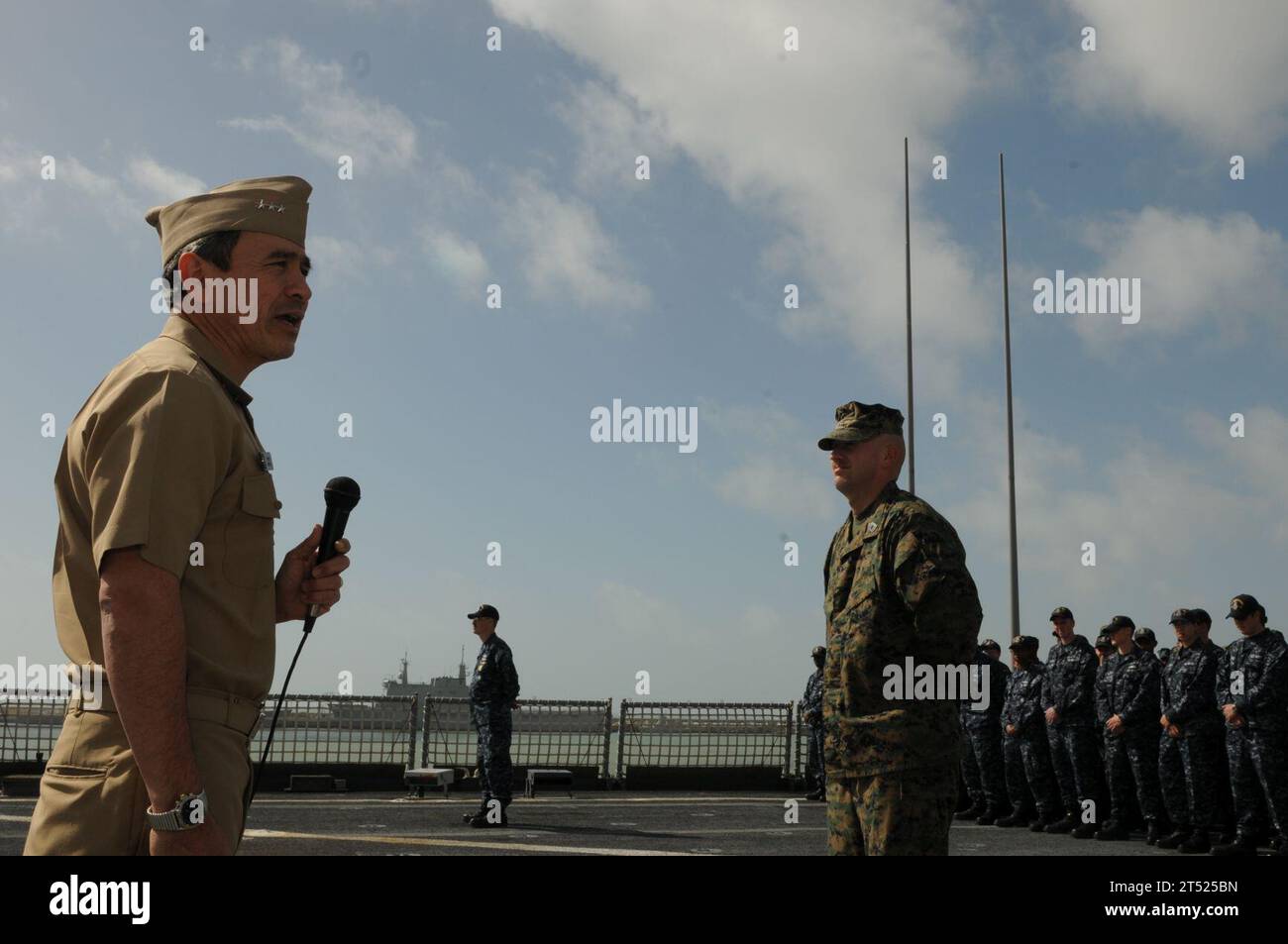 Amphibious transport dock uss gunston hall lsd 44 Banque de ...