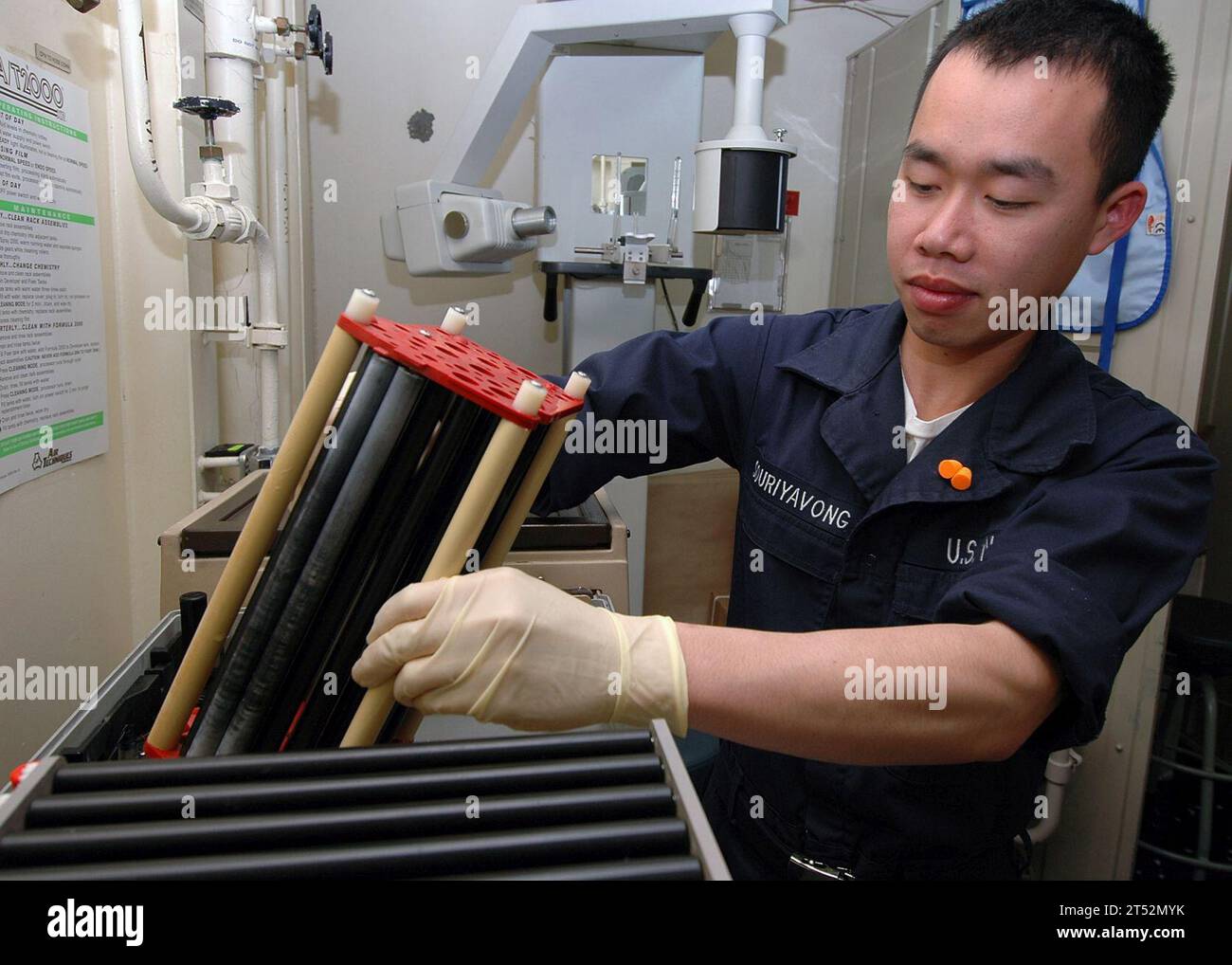 Amphibious assault ship uss bonhomme richard lhd 6 bhr Banque de ...
